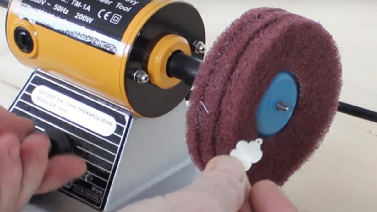 Jewelry polishing techniques with the polishing wheel