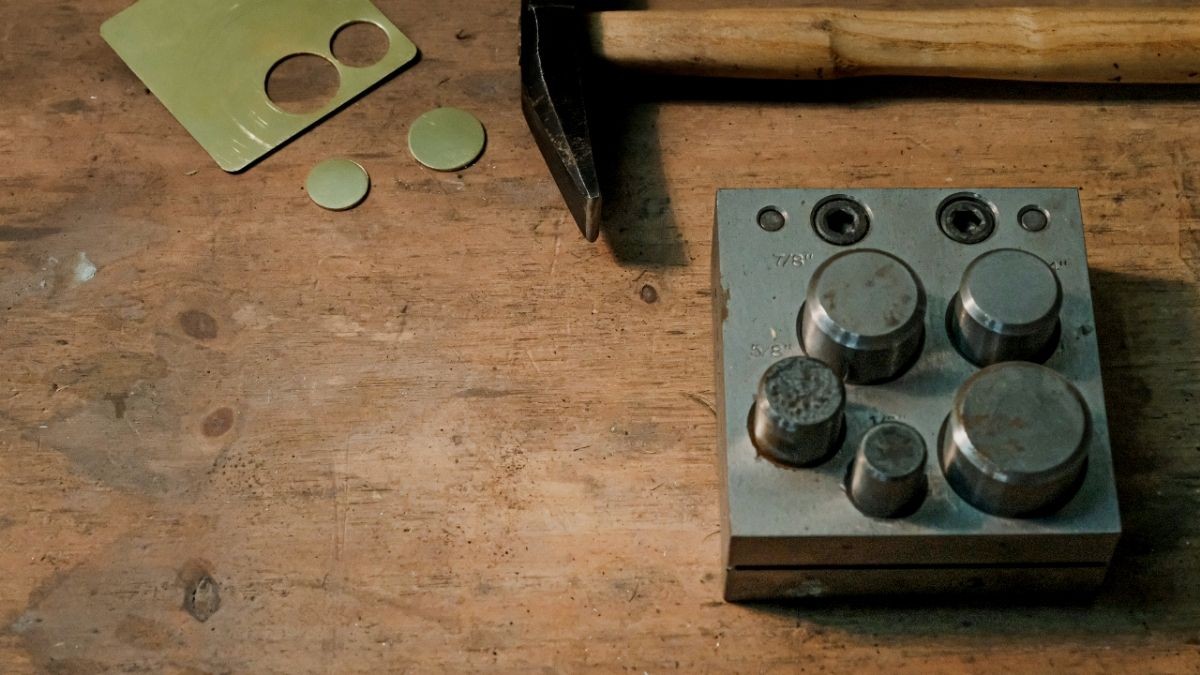 How to cut a circle in metal?