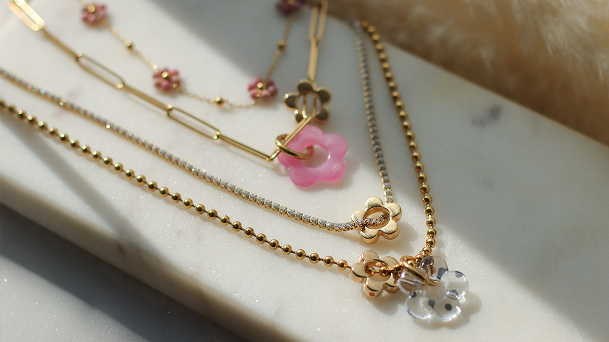 Flower necklace with rhinestone chain: easy DIY tuto